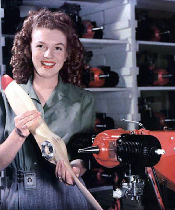 15 Rare Photographs of Young Norma Jeane Mortenson | Originol